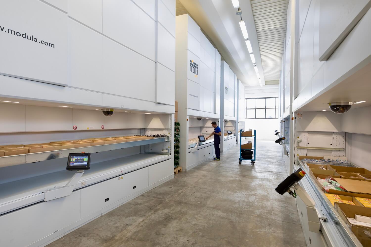 Warehouse Consolidation [Key Benefits + Automated Solutions]